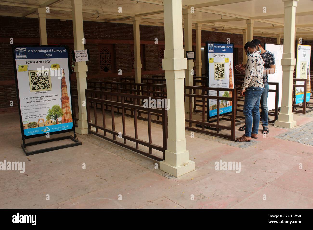 Qutub minar board hi-res stock photography and images - Alamy