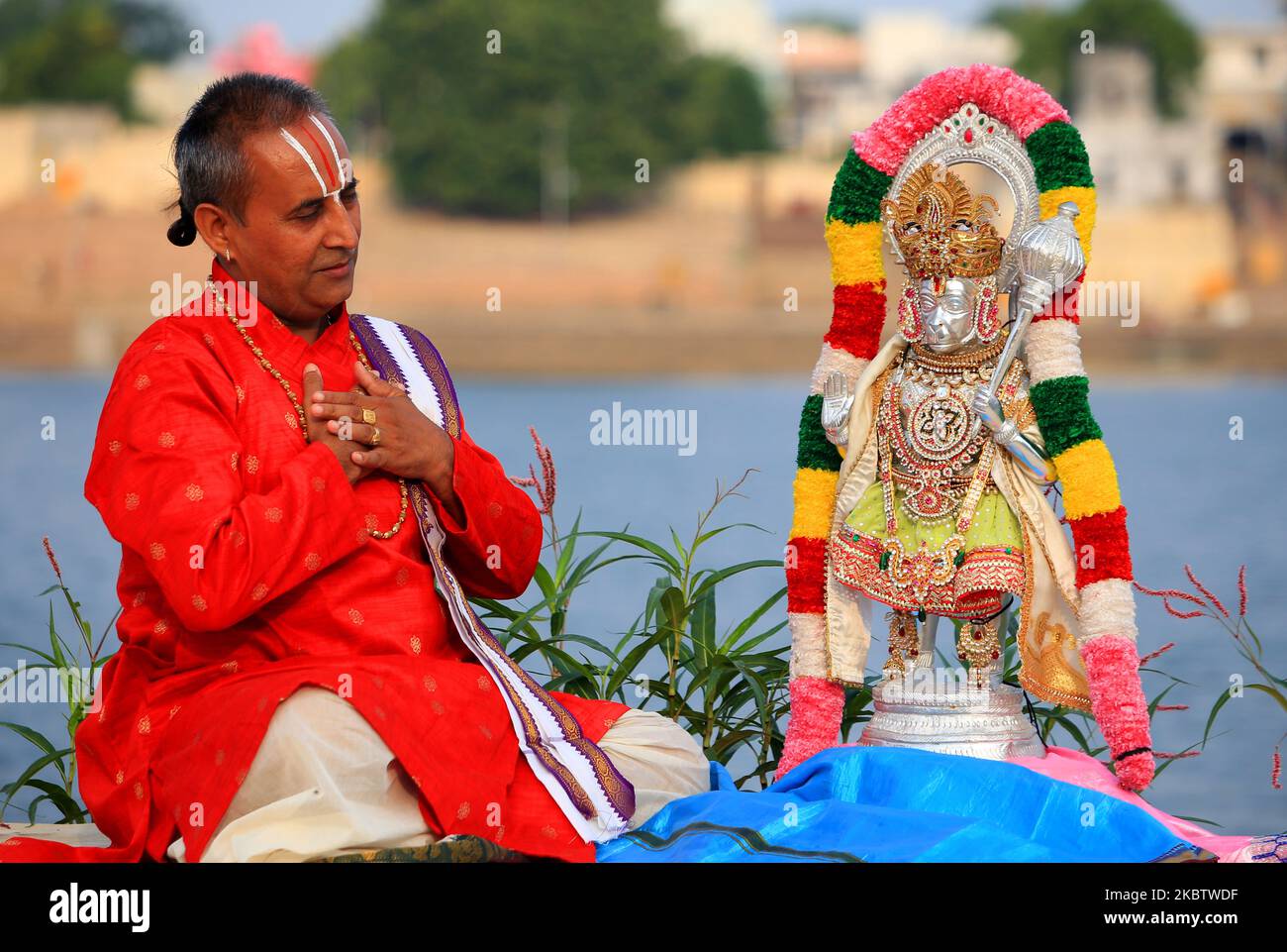 Indian hindu priest hi-res stock photography and images - Alamy