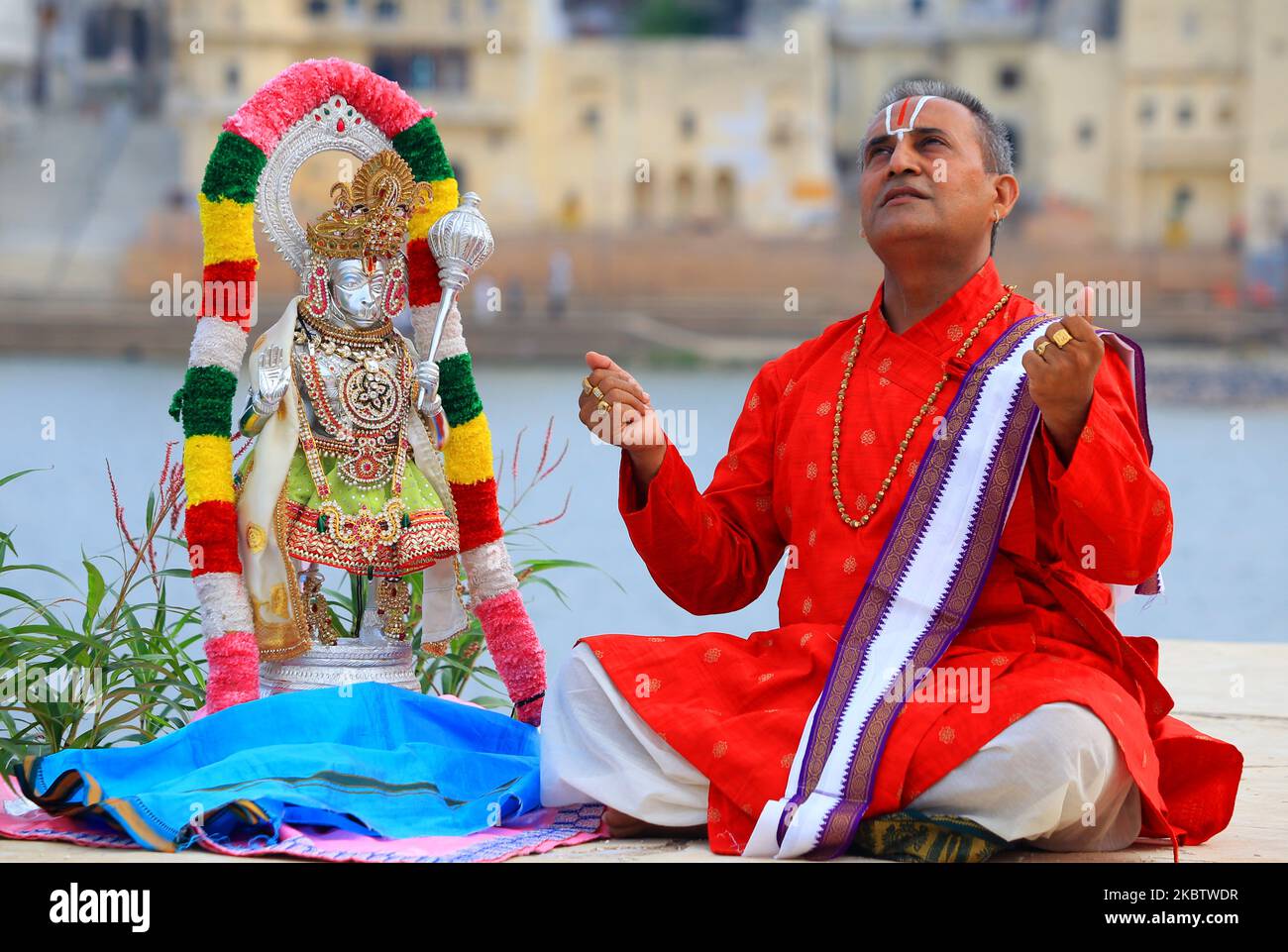Indian hindu priest hi-res stock photography and images - Alamy