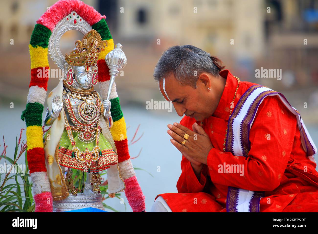 Indian hindu priest hi-res stock photography and images - Alamy