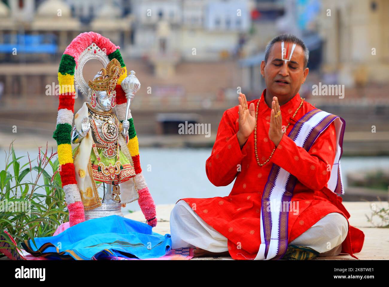 Indian hindu priest hi-res stock photography and images - Alamy