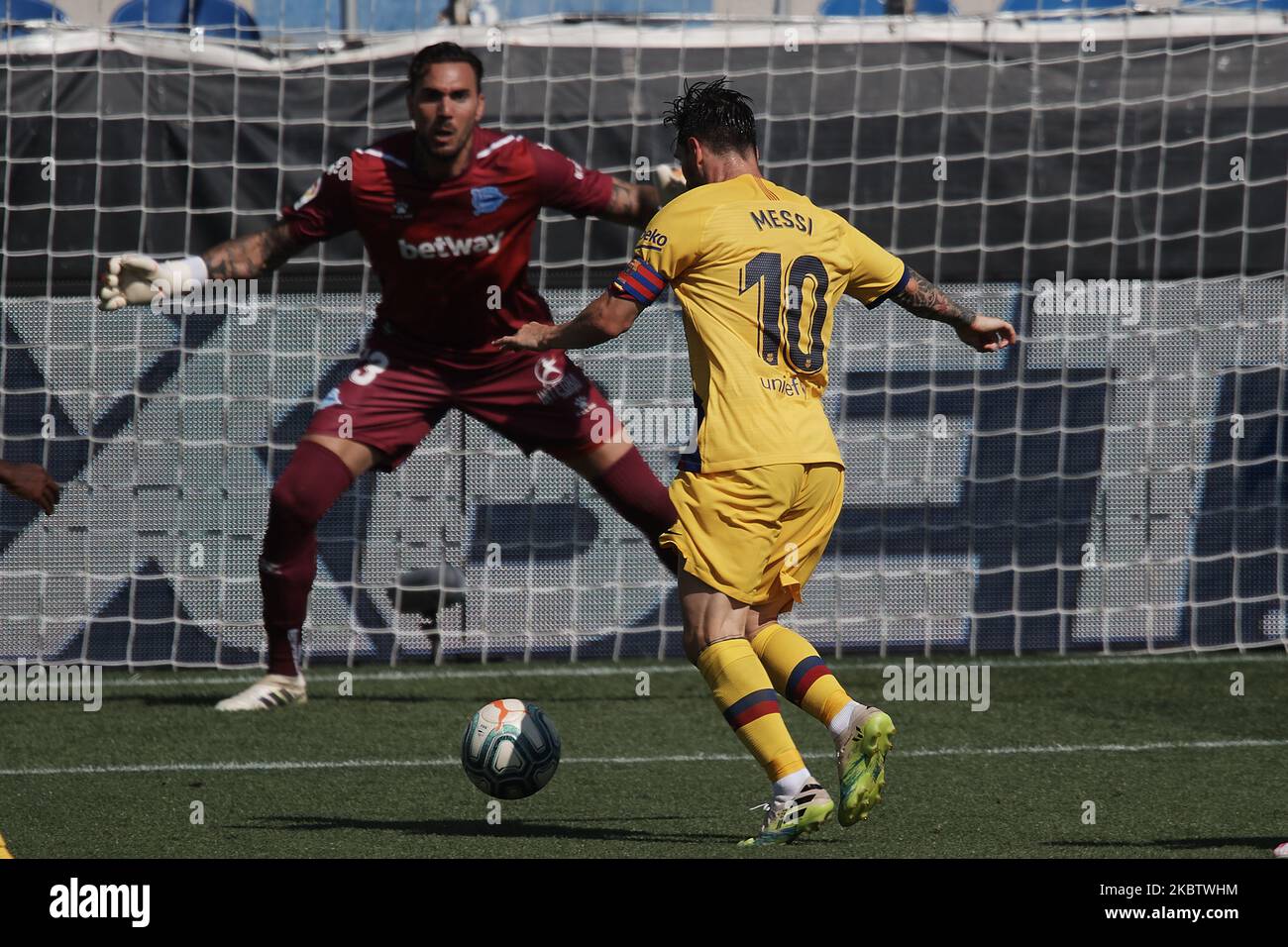 Lionel messi of barcelona shooting hi-res stock photography and images ...