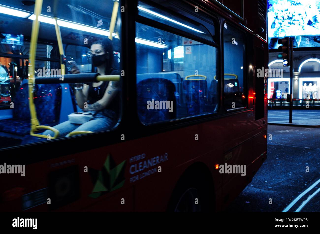 Wearing face mask bus on piccadilly hi-res stock photography and images - Alamy