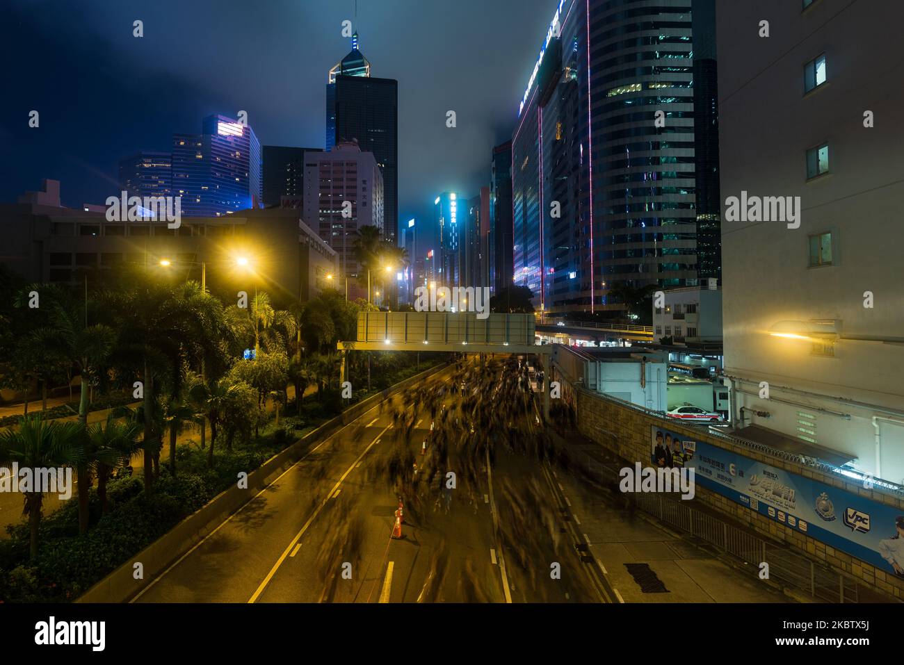 The crowd keeps marching at 20.00 during the ''2 million march ...