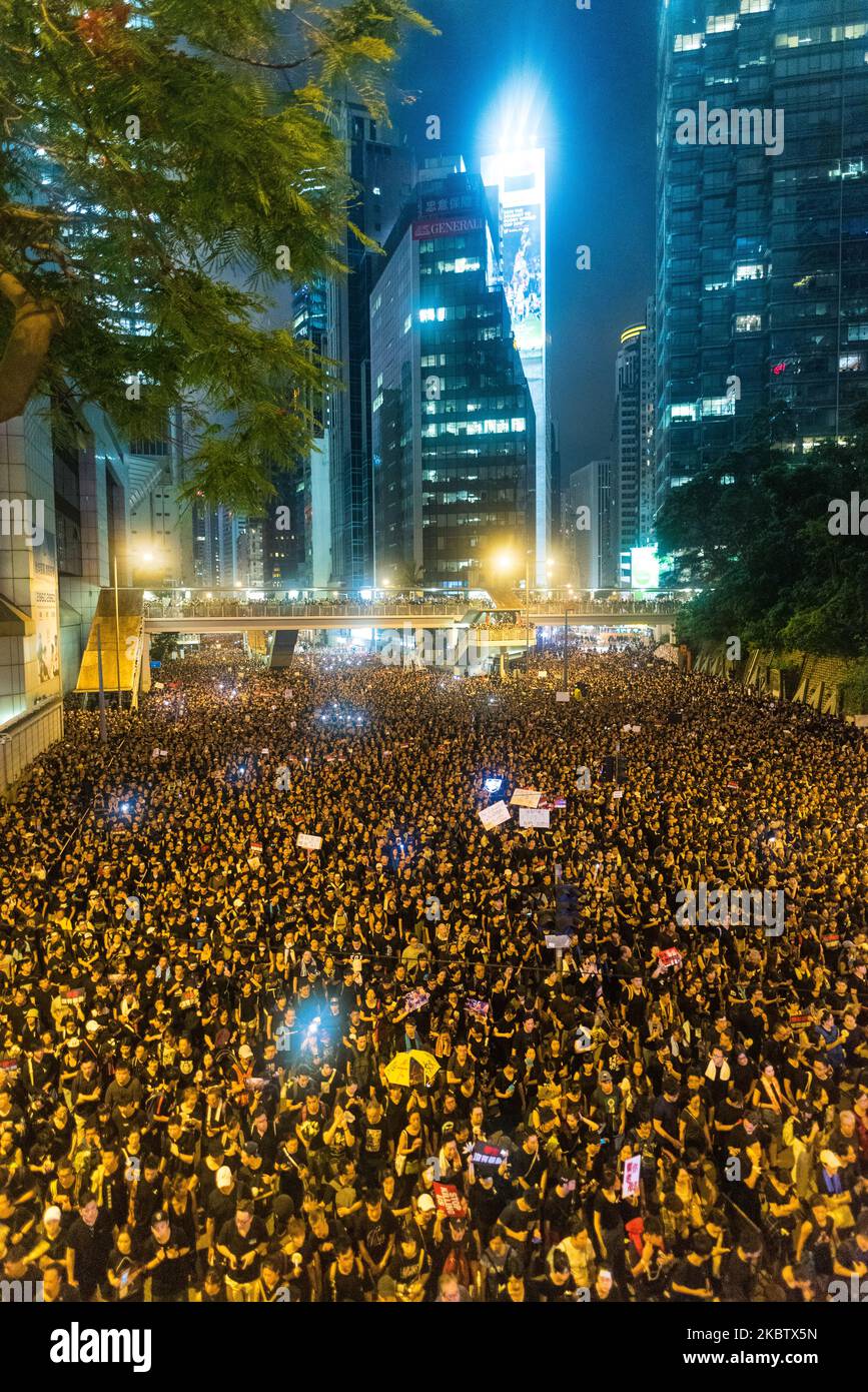 The crowd keeps marching at 20.00 during the ''2 million march'' in ...