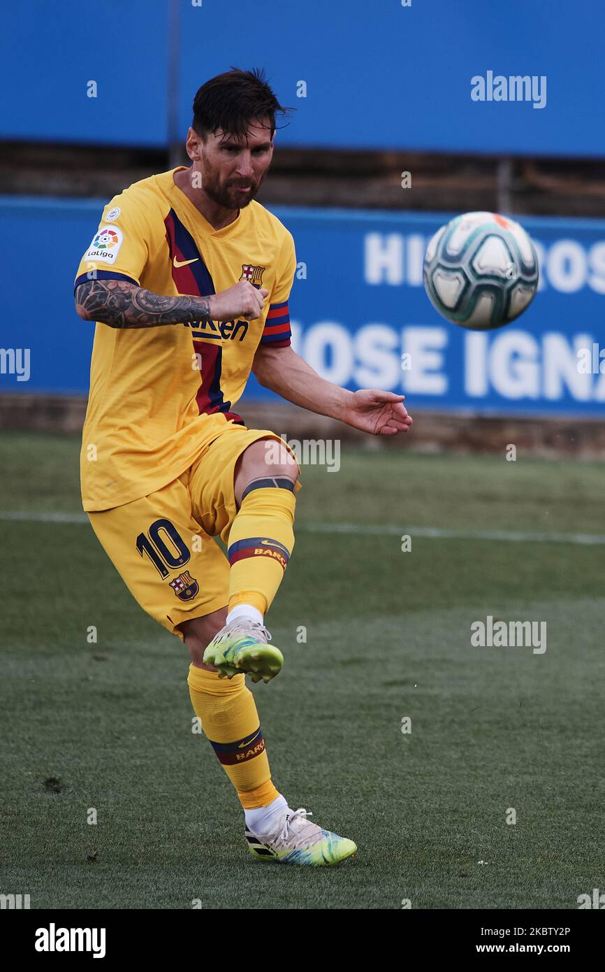 Lionel messi of barcelona shooting hi-res stock photography and images ...