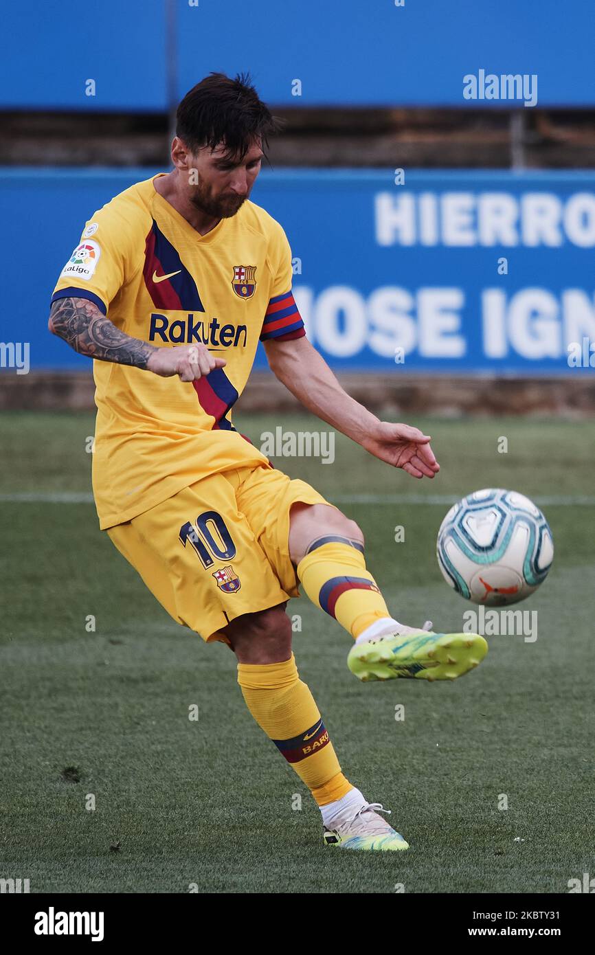 Lionel messi of barcelona shooting hi-res stock photography and images ...