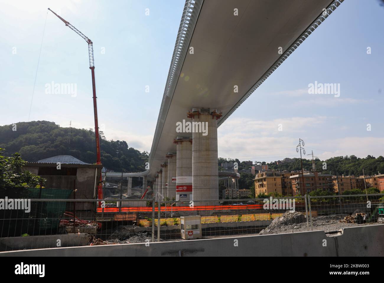 A general view of the operation of the final test of the new bridge ...