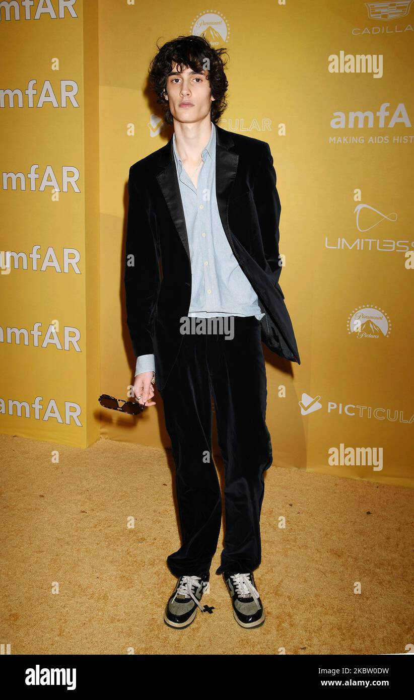 WEST HOLLYWOOD, CA - NOVEMBER 03: sombr attends 2022 amfAR Gala Los ...