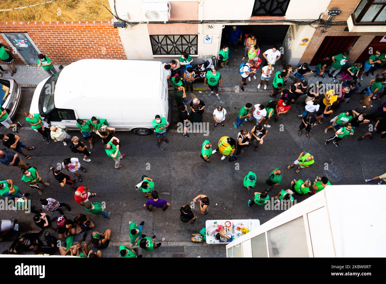 Vallecas residents at the gates of the Sareb building where 4 families ...