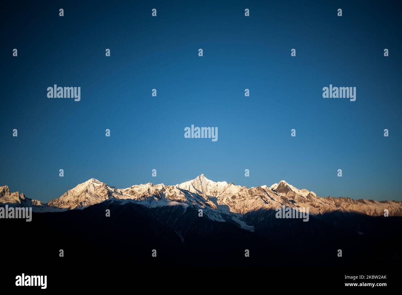 Mount kawagebo hi-res stock photography and images - Alamy