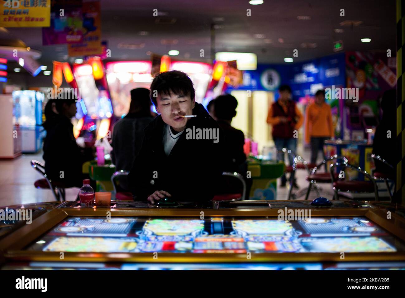 Homme fumant une cigarette en hi-res stock photography and images - Alamy