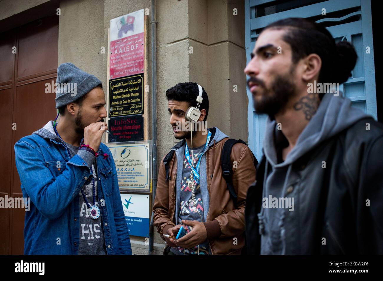 Artiste engage hi-res stock photography and images - Alamy