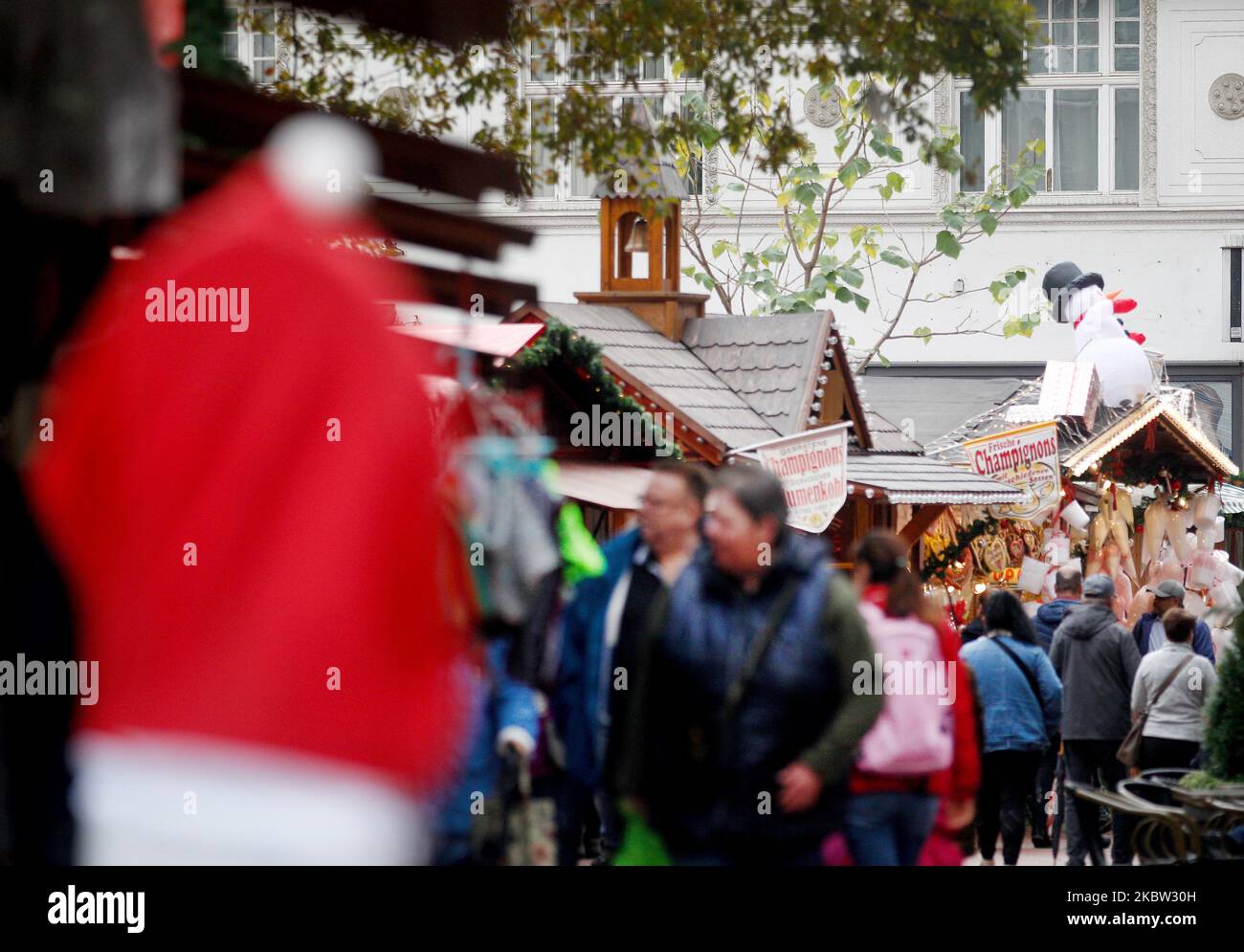 Essen, Germany. 04th Nov, 2022. Passers-by visit the Steele Christmas ...