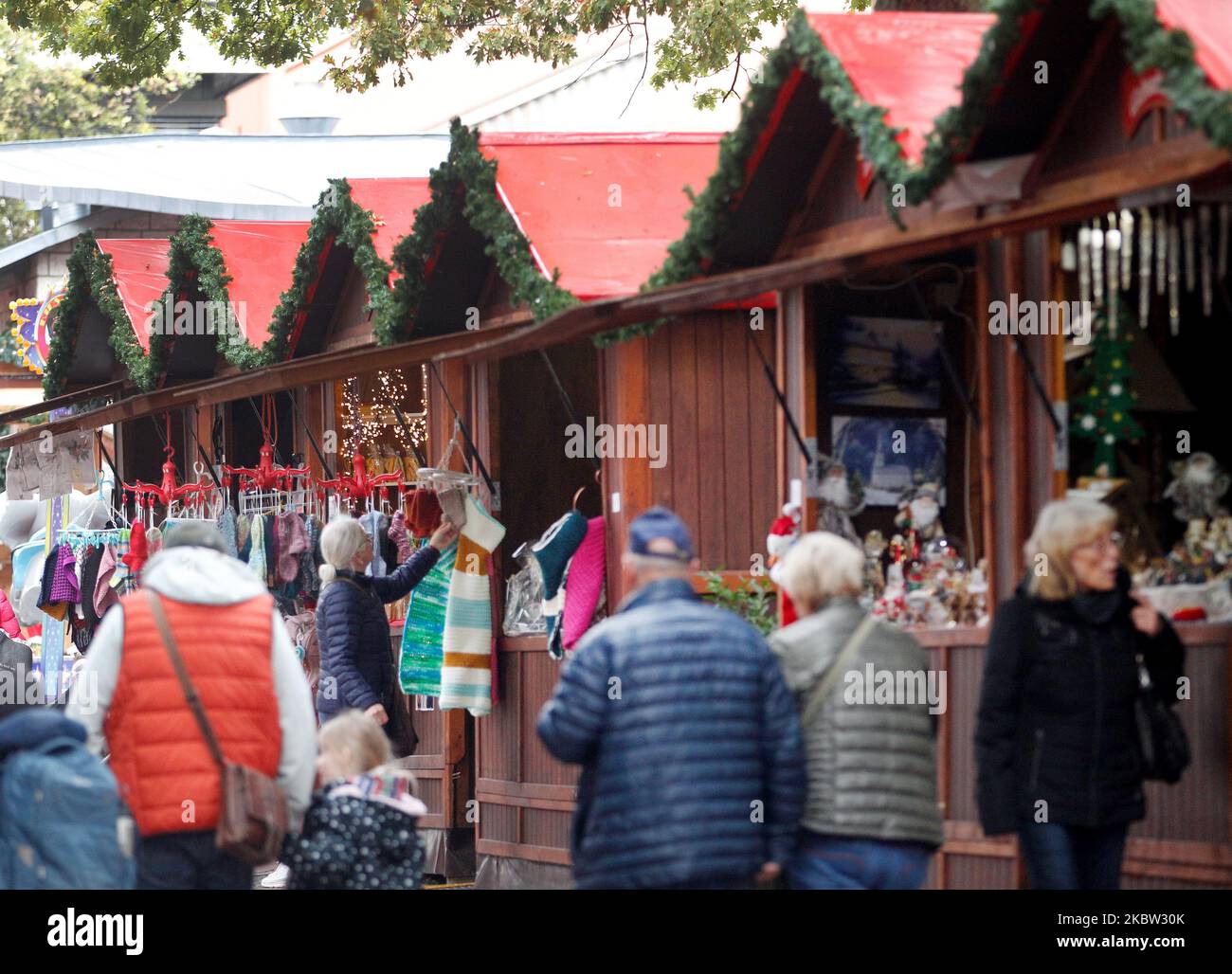 Essen, Germany. 04th Nov, 2022. Passers-by visit the Steele Christmas ...