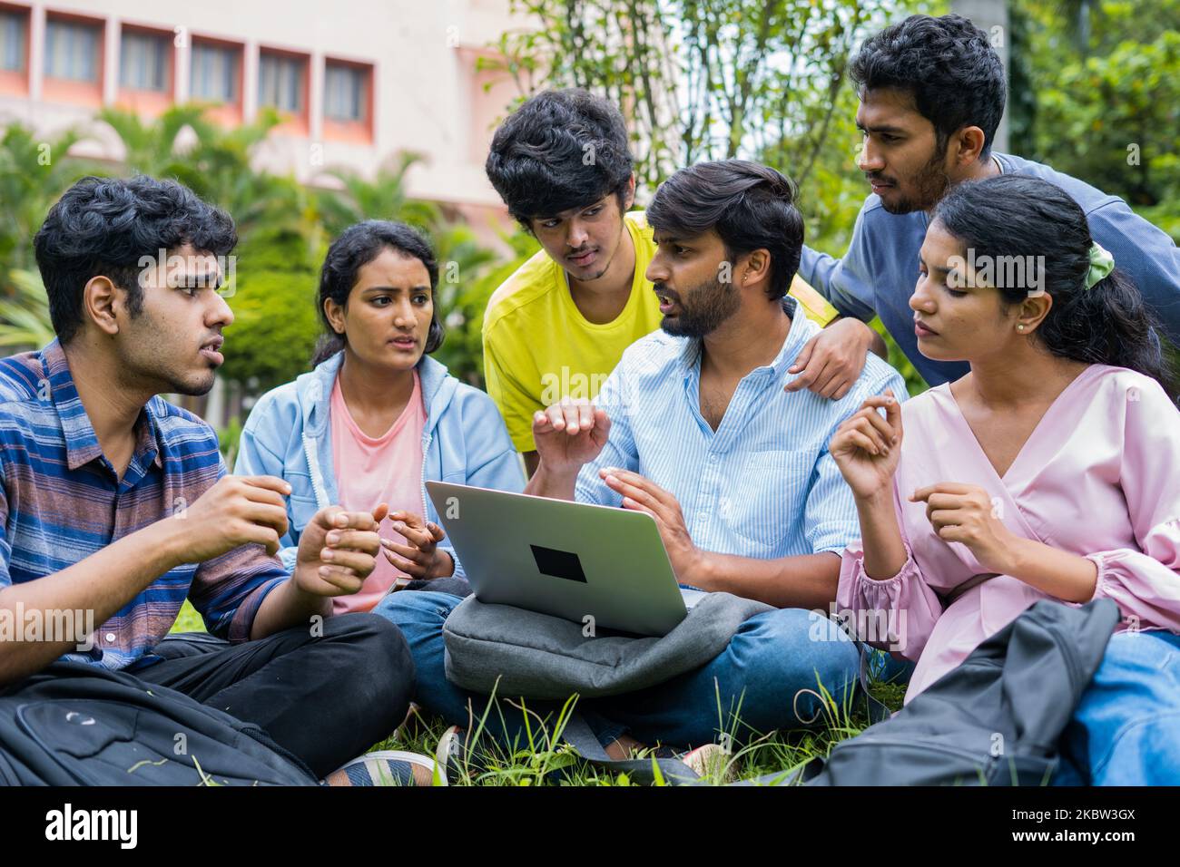 College students discussion outdoors hi-res stock photography and ... College students discussion outdoors hi-res stock photography and ...