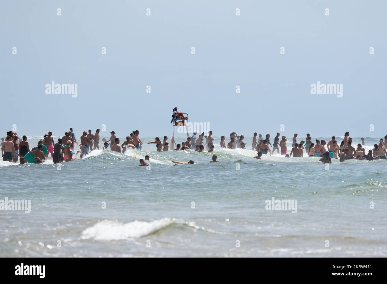 Tourists crowded in Moliets and Maa, on beach town in Nouvelle ...