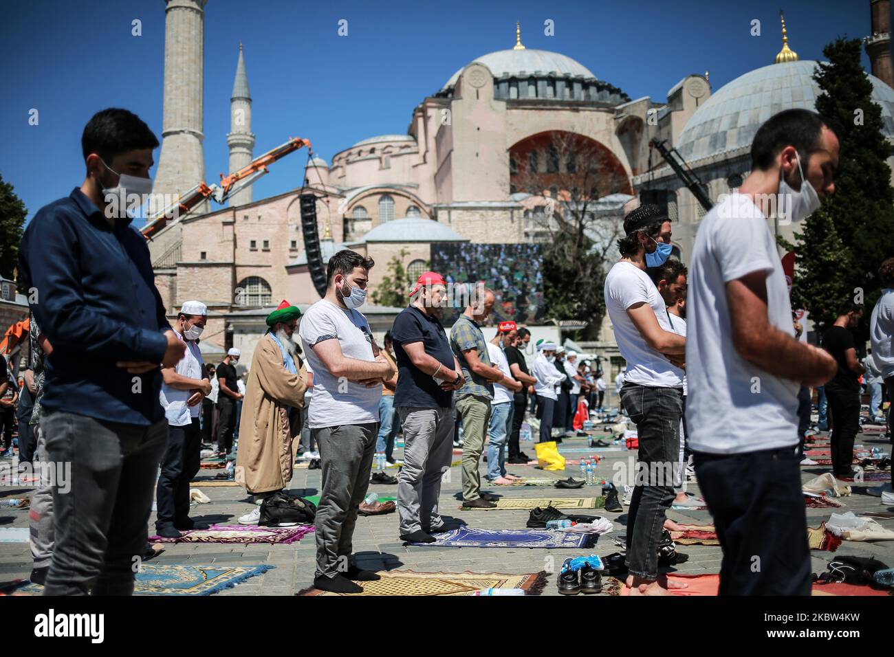 Faithful wait at the historic Sultanahmet district of Istanbul, outside ...