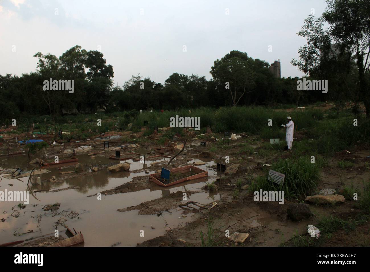 Jadid qabristan ahle islam graveyard hi-res stock photography and ...