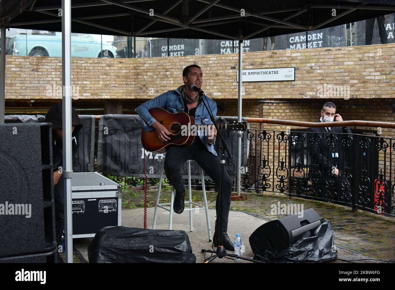 Miles kane guitar hi-res stock photography and images - Alamy