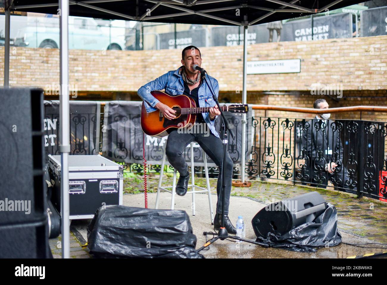 Miles kane guitar hi-res stock photography and images - Alamy