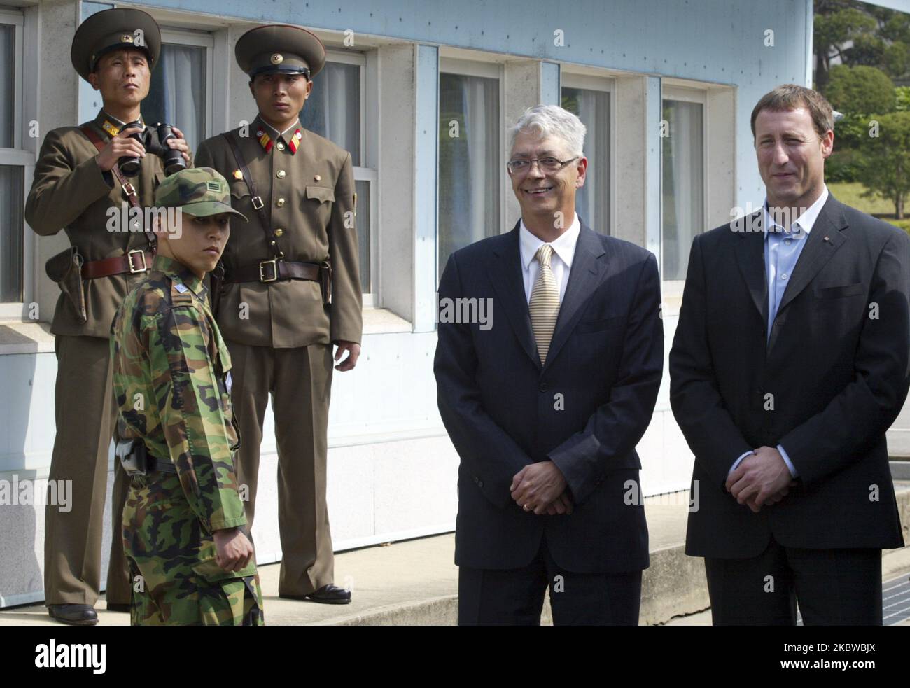 May 2, 2007-Paju, South Korea-Canadian Foreign Minister Peter MacKay,(R ...