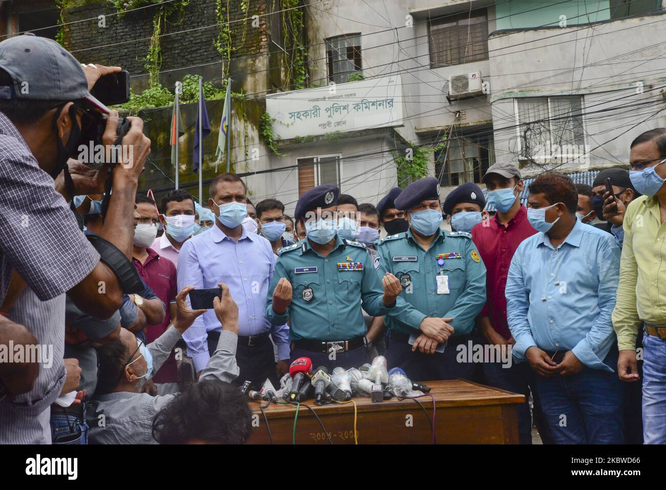 Bangladesh security personal stand guard hi-res stock photography and ...