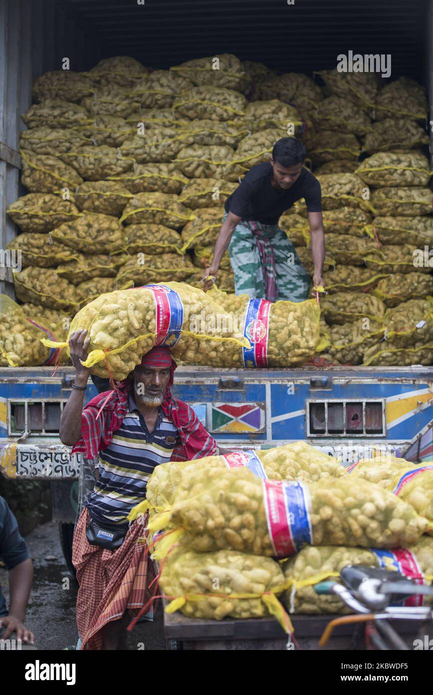 Workers unload ginger sacks from a truck in Sham Bazar whole sale ...