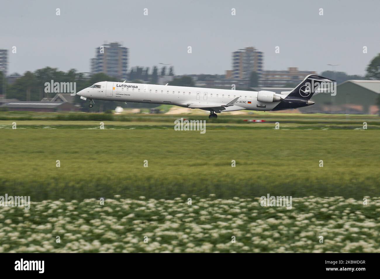 Bombardier crj 900 cockpit hi-res stock photography and images - Alamy