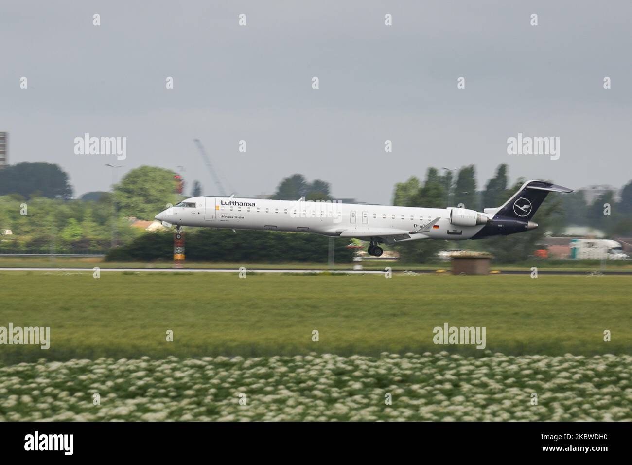Bombardier crj 900 cockpit hi-res stock photography and images - Alamy