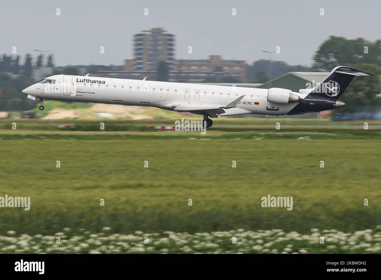Bombardier crj 900 cockpit hi-res stock photography and images - Alamy