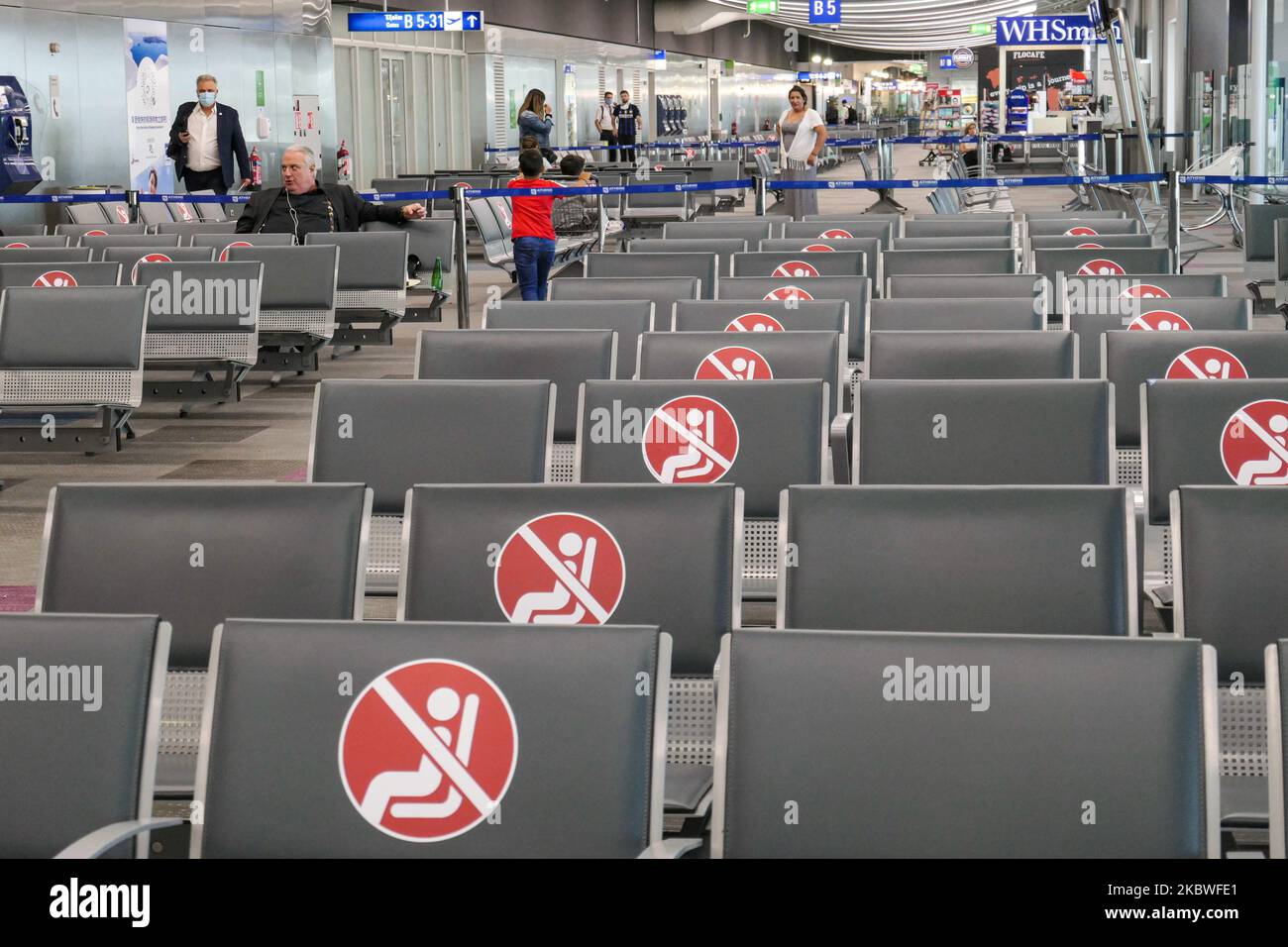 Tourist checking area map hi-res stock photography and images - Alamy