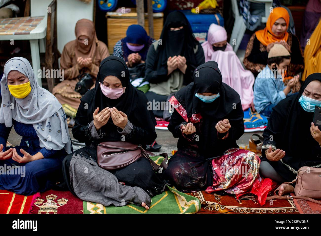 Filipino Muslims pray along the street outside the mosque during Eid'l ...