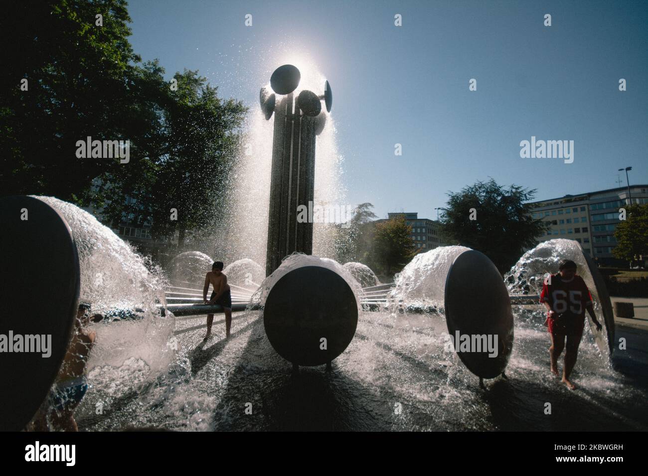 kids play in a public fountain in Colonge as high temperatures arrives ...
