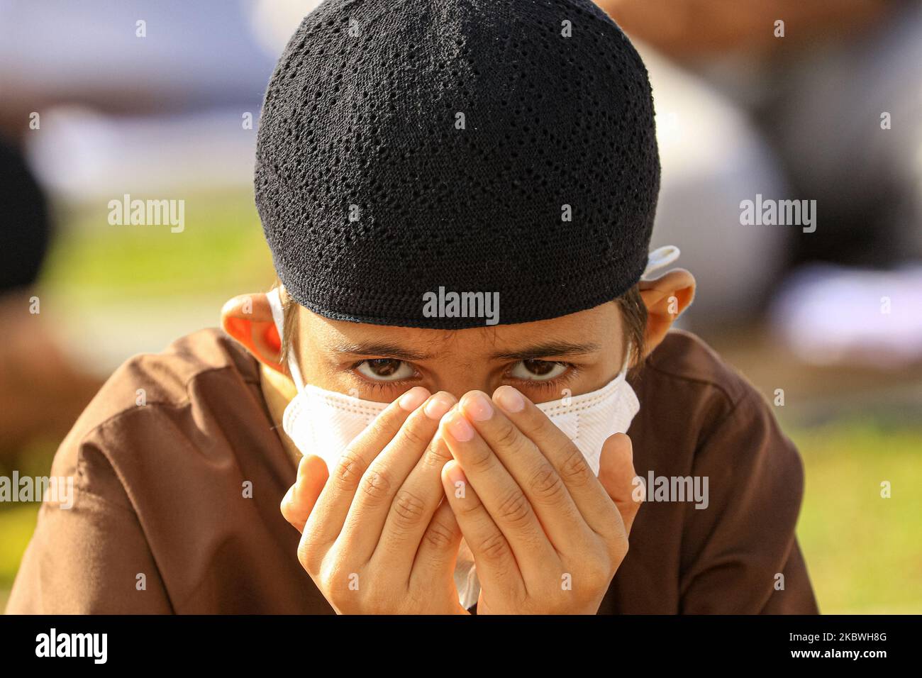 Face mask attends prayers hi-res stock photography and images - Alamy
