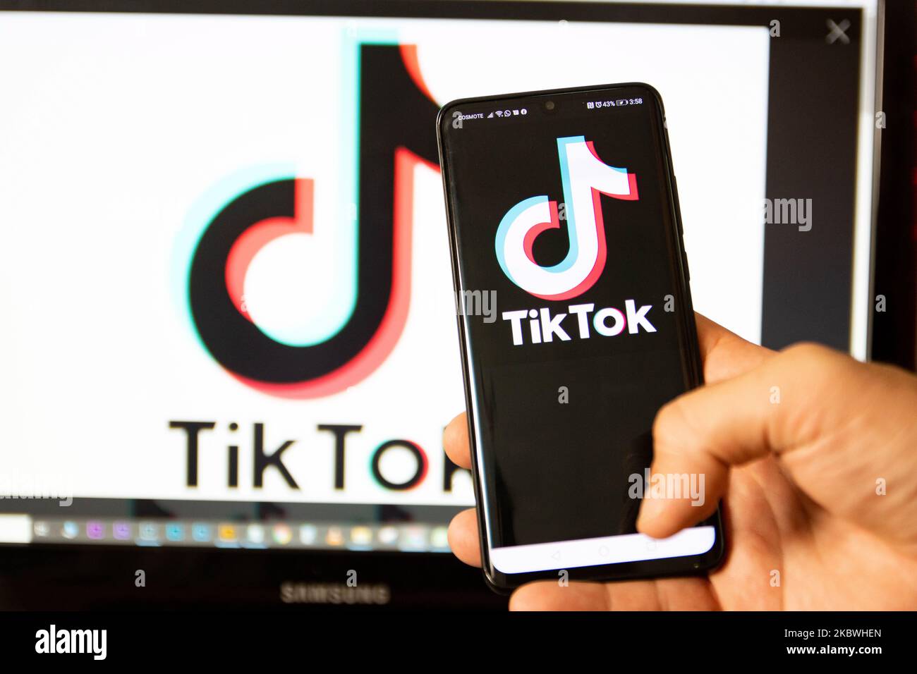 Tik tok wallpaper hi-res stock photography and images - Alamy