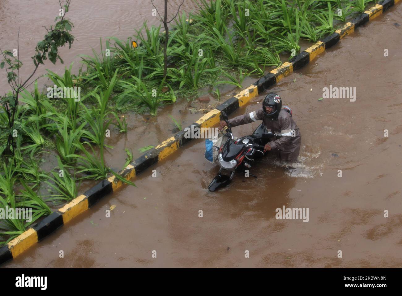 India slum flooded street hi-res stock photography and images - Alamy