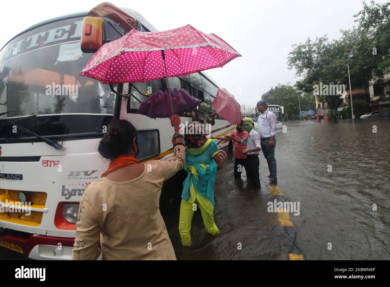 India slum flooded street hi-res stock photography and images - Alamy