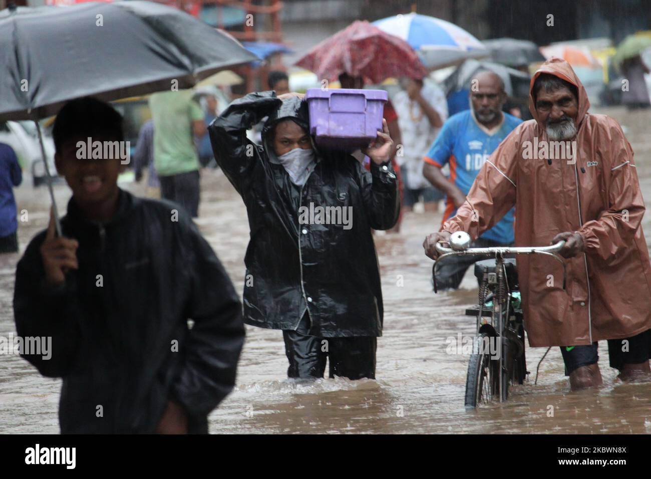 India slum flooded street hi-res stock photography and images - Alamy