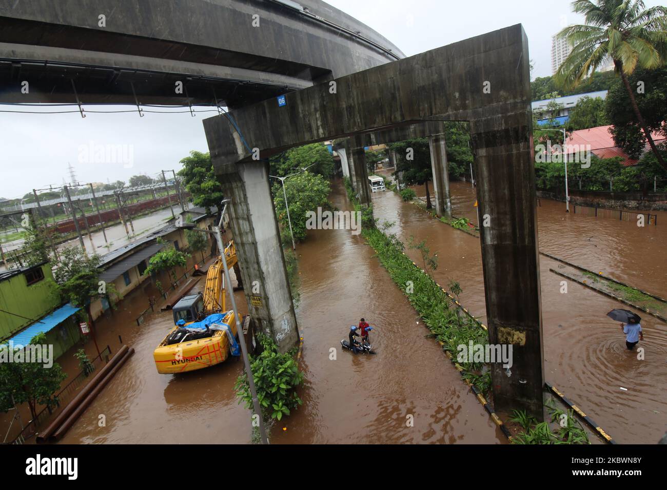India slum flooded street hi-res stock photography and images - Alamy