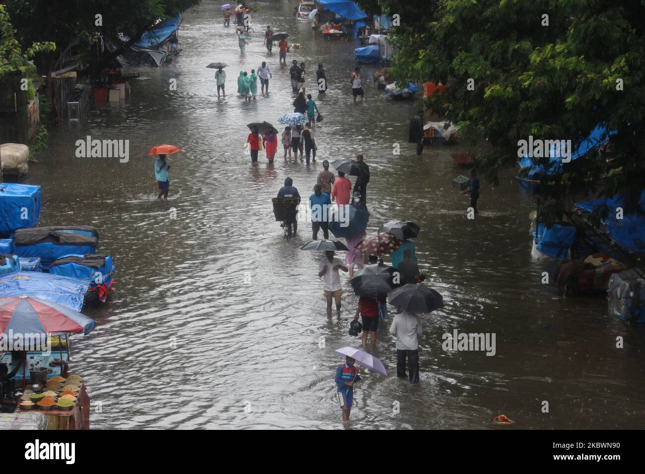 India slum flooded street hi-res stock photography and images - Alamy