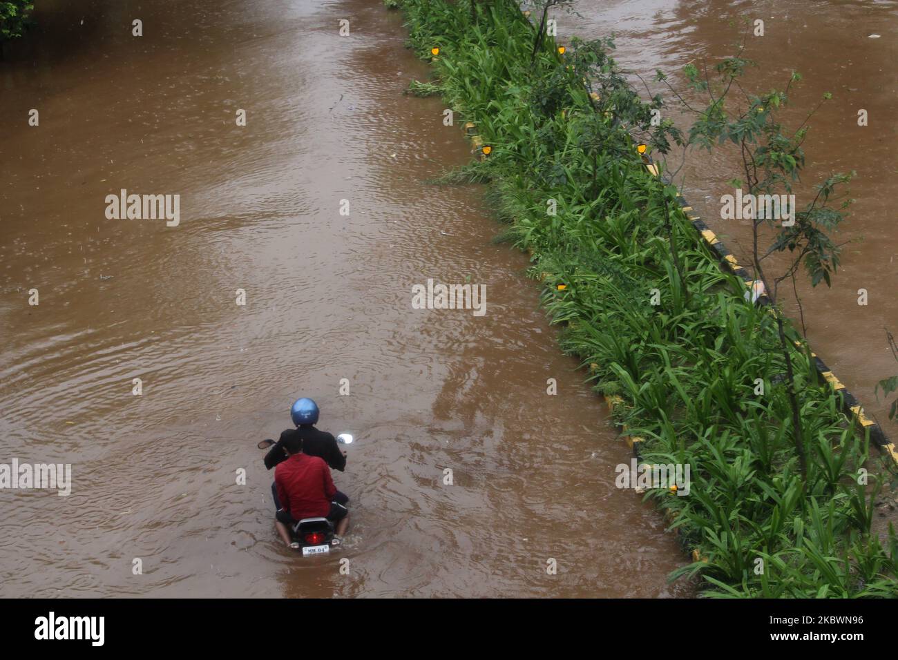 India slum flooded street hi-res stock photography and images - Alamy