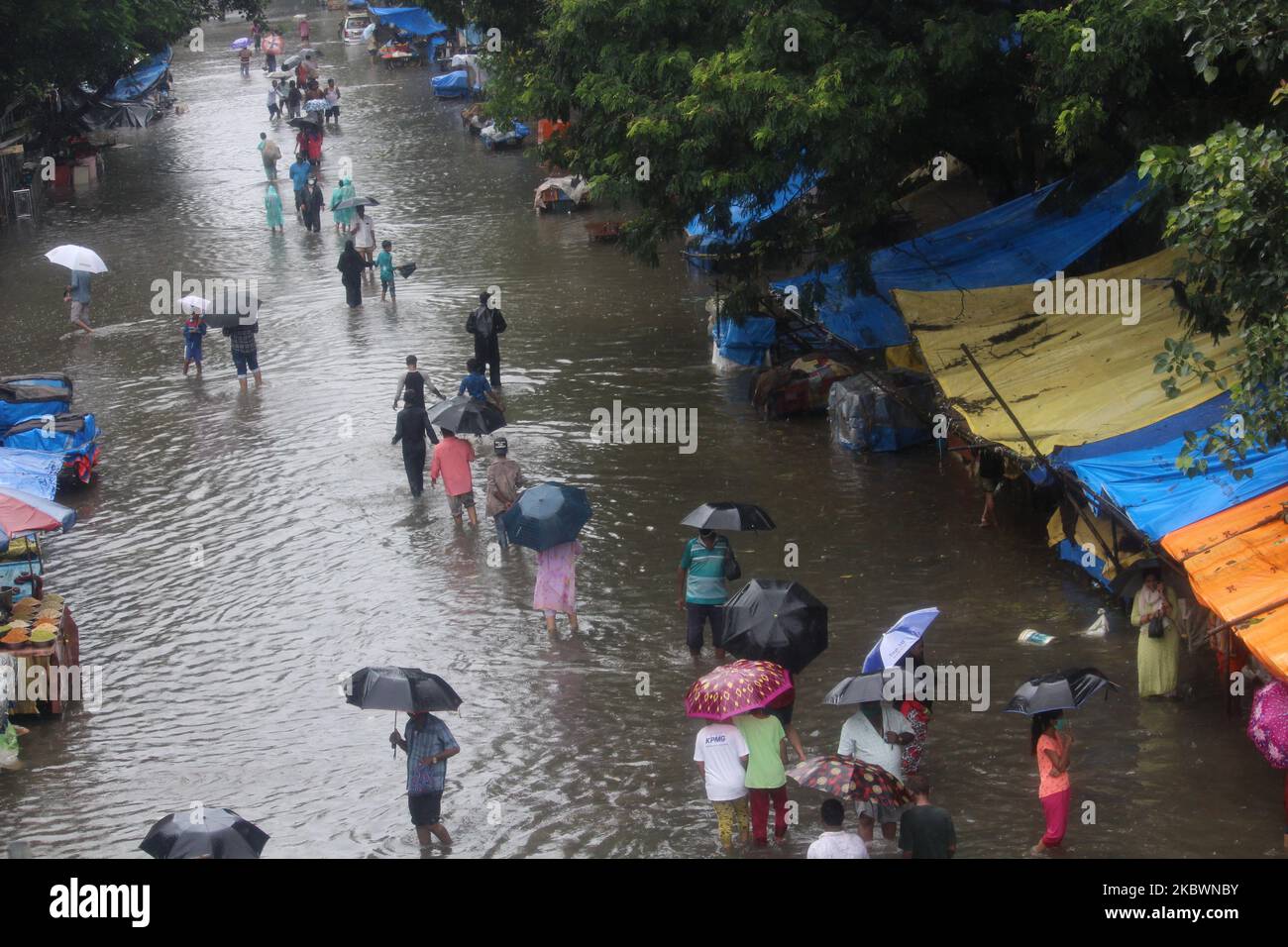India slum flooded street hi-res stock photography and images - Alamy