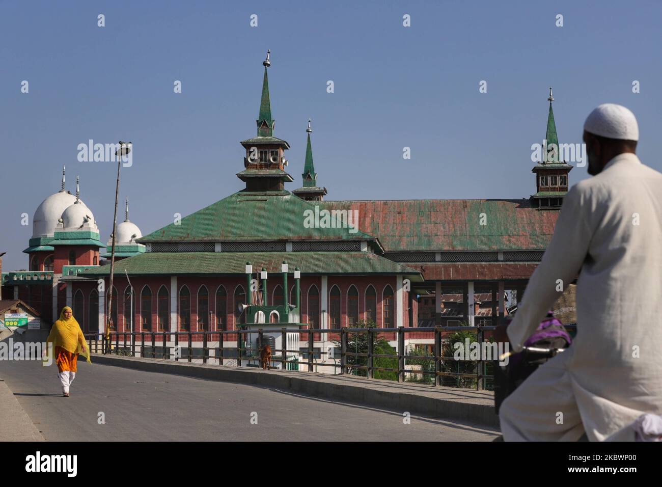 Kashmiri people walk near Jama Masjid in Sopore Town of District ...