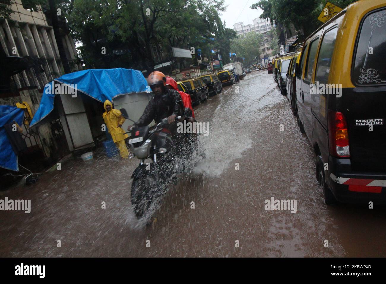 India slum flooded street hi-res stock photography and images - Alamy