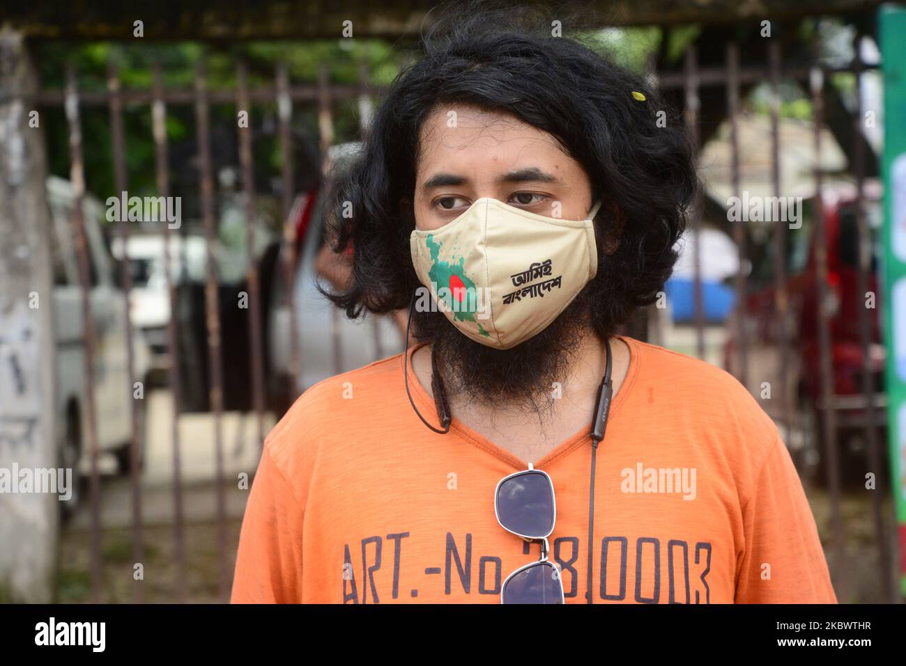 Students of Stamford University form a human chain in front of National ...