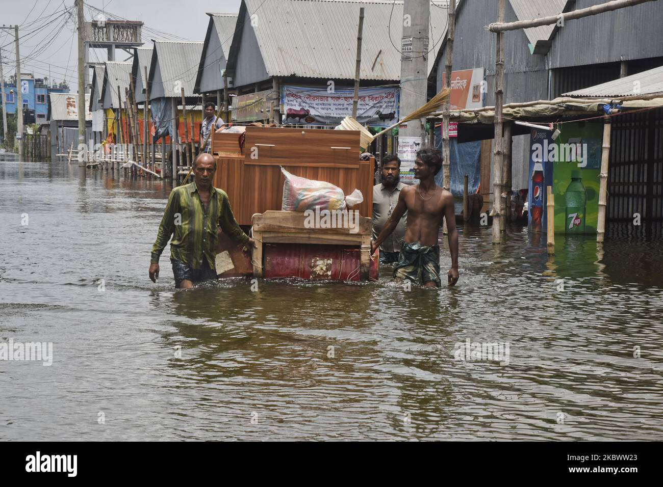 Vehicles move through flooded hi-res stock photography and images - Alamy