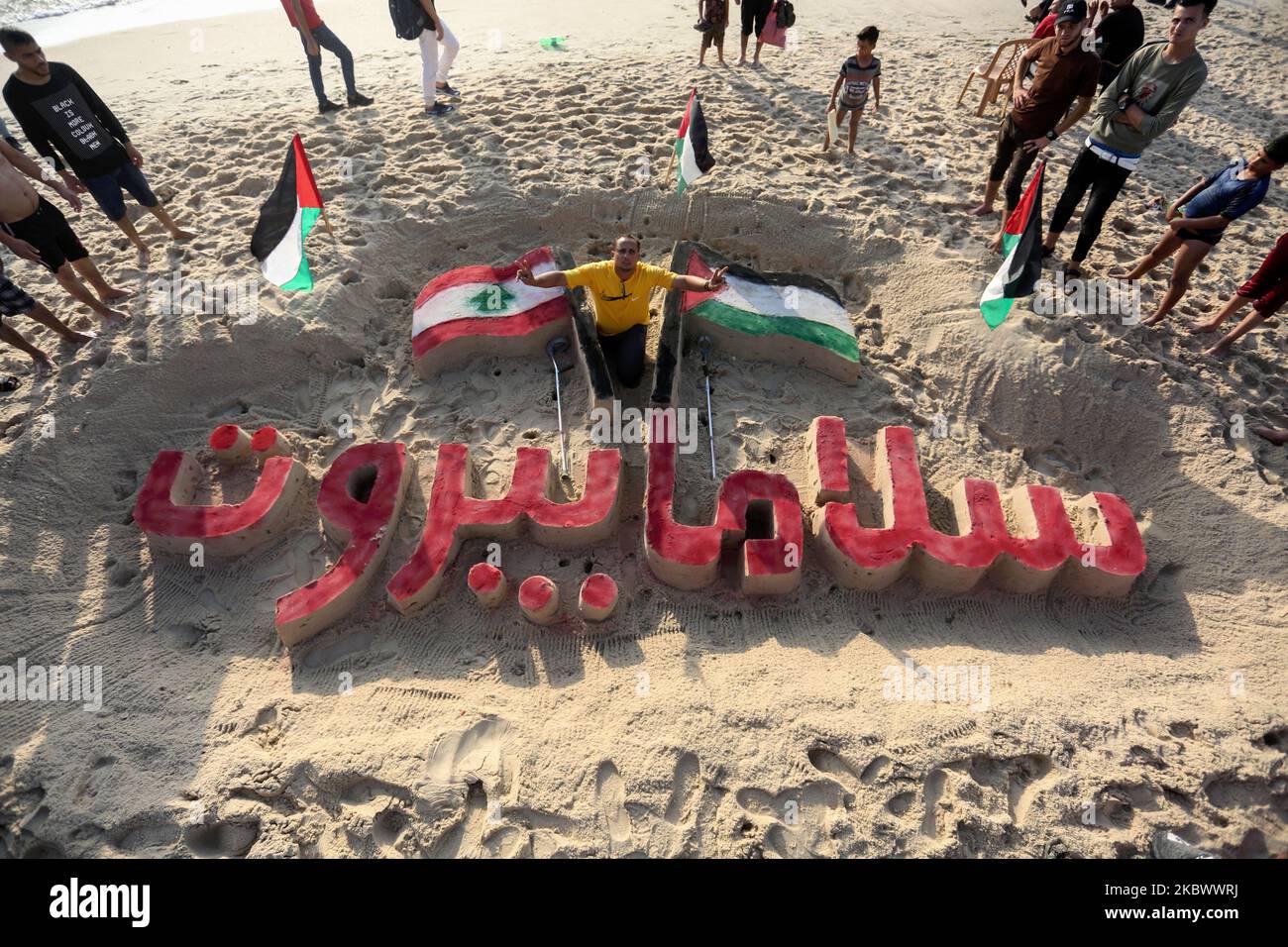 Palestinian artist, paints the flag of Lebanon and Palestine on the ...