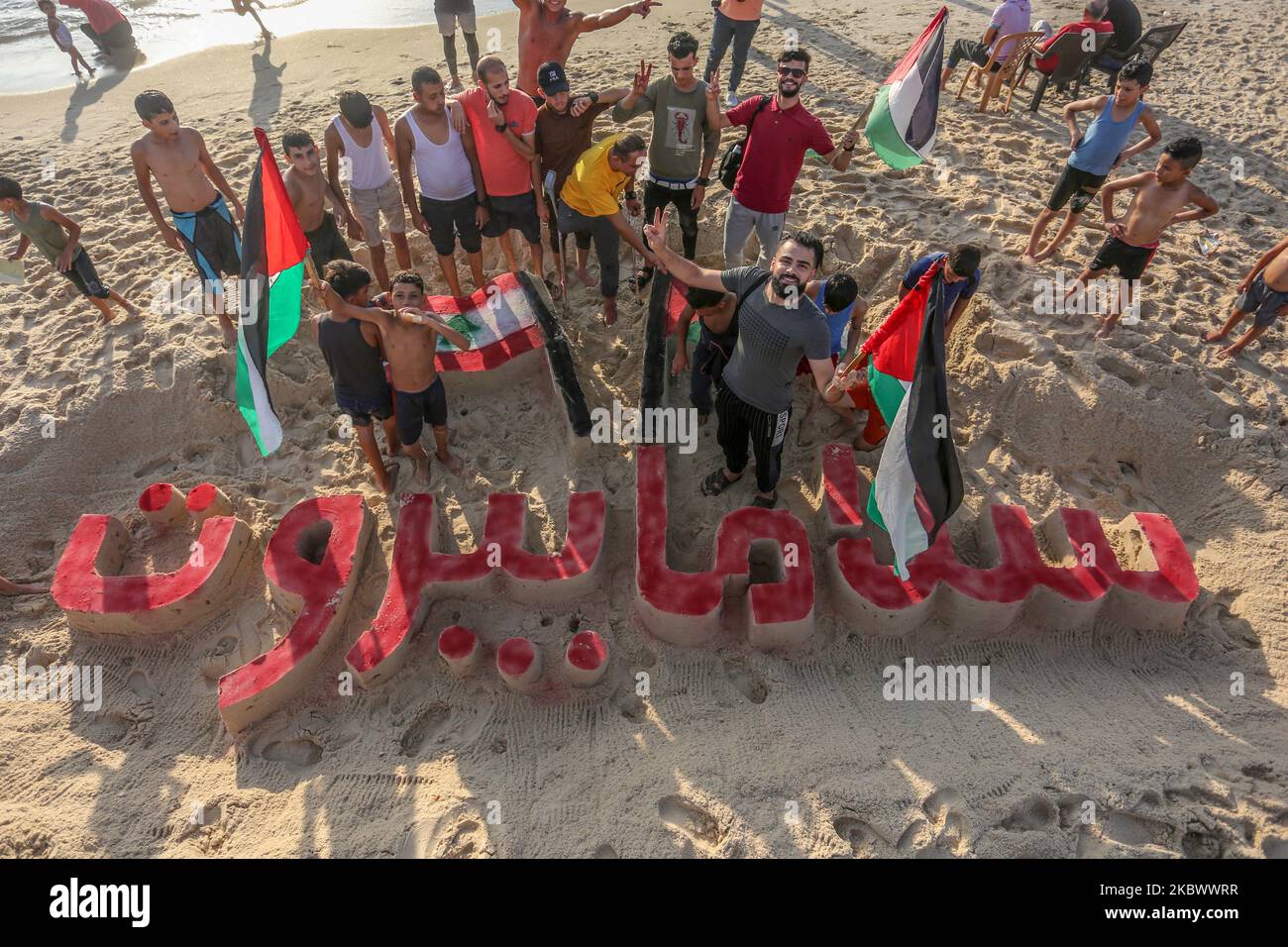Palestinian artist, paints the flag of Lebanon and Palestine on the ...