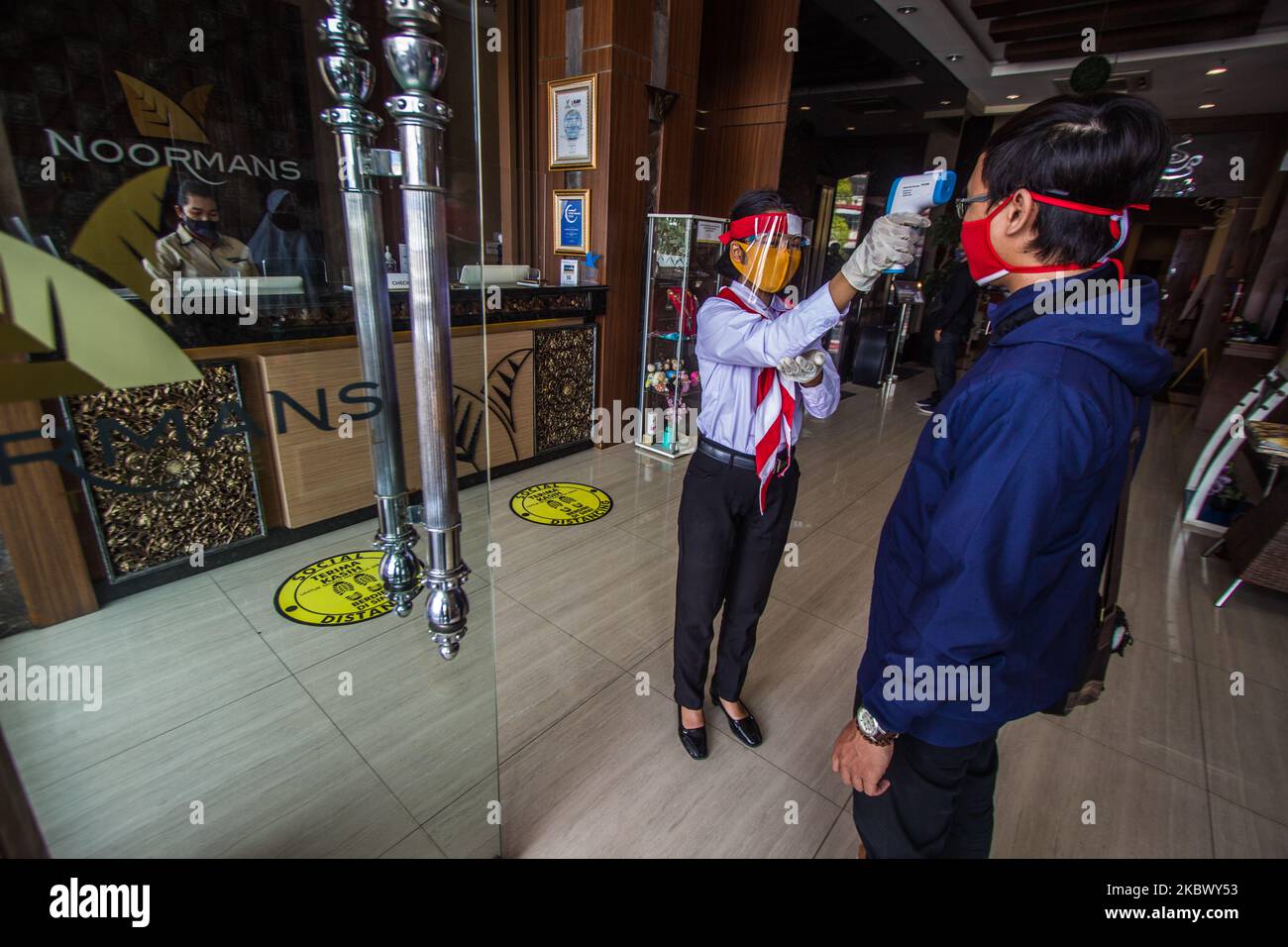 Guests body temperature hi-res stock photography and images - Alamy